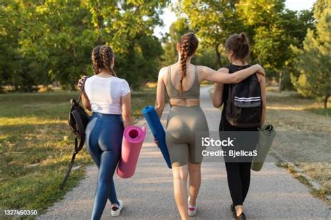 공공 공원에서 요가 수업에 가는 길에 세 명의 여성 친구 후면에 대한 스톡 사진 및 기타 이미지 후면 운동 배낭 Istock