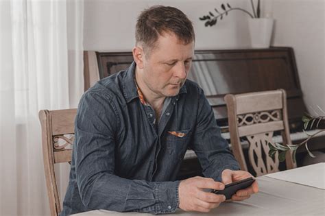 집에서 진지한 남자 브이로그 휴대 전화를 사용하여 인터넷 서핑 또는 친구와 채팅 가정 생활에 대한 스톡 사진 및 기타 이미지 가정 생활 가정의 방 공부 Istock