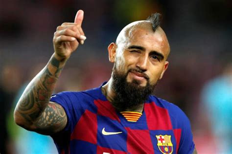 Arturo Vidal Se Roba La Atención En Las Calles De Barcelona Con Su