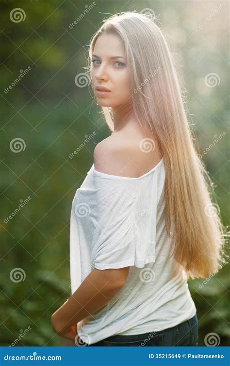 Giovane Ritratto Sensuale And Bello Della Donna Immagine Stock Immagine