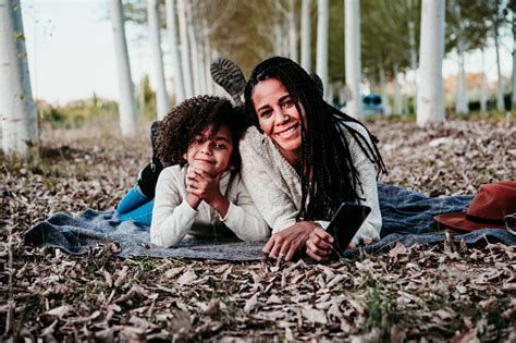 히스패닉 어머니와 아프로 아이 소녀 야외 담요에 누워 가을 시즌 가족 및 사랑 컨셉 땋은 머리에 대한 스톡 사진 및 기타 이미지