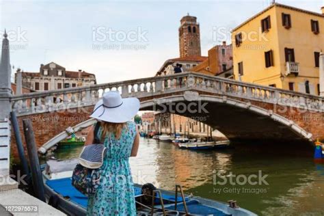 이탈리아 베니스에서 배낭을 가진 여행 관광 여성 대운하에 의해 행복 미소 휴가소녀 야외에서 여행하는 재미 소녀 강에 대한 스톡 사진 및 기타 이미지 Istock