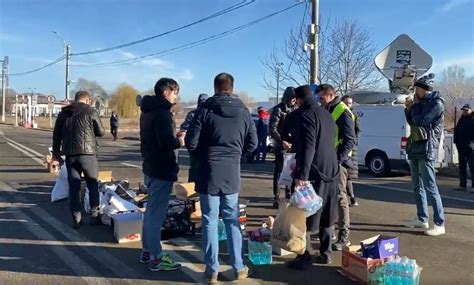 Refugiaţii din Ucraina primiţi în Vama Siret cu apă şi alimente de