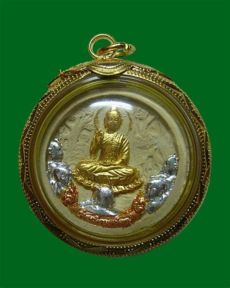 พระผงทรงเมตตา พระพุทธเจ้าทรงโปรดปัญจวคีย์ ด้านหลังพระสุวรรณมุนี ฉุย จ