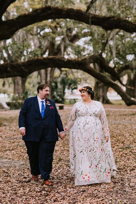 White Plus Size Wedding Dress With Flowers Embroidery Floral Bridal