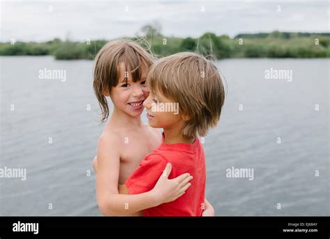 Niedliche Lachen Zweieiige Zwillinge Die Ihre Zeit An Heißen Sommertag