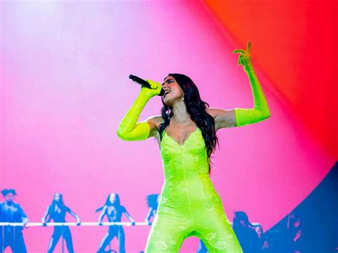 Dua Lipa Deslumbra Con Este Traje De Lencer A Amarillo De Balenciaga