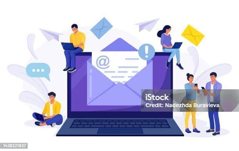 메일 메시지를 보내고 수신합니다 전화 컴퓨터 노트북으로 전자 메일을 사용하는 사람들 스마트 폰 노트북으로 이메일 편지를 쓰는 문자 새로운 들어오는 Sms 소셜 네트워크에서