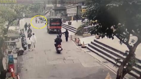 超瞎！淡水超屁男「翹孤輪」撞飛阿嬤遭炎上 警方出手了
