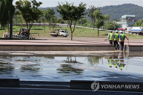 계속되는 복구작업 연합뉴스