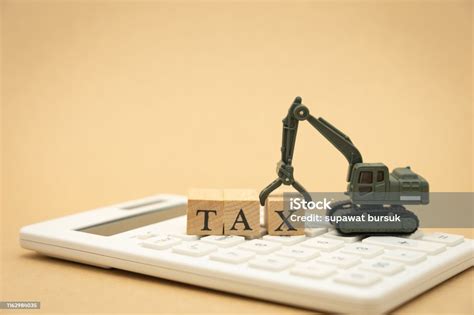 계산기에 대한 연도의 연간 소득을 지불합니다 텍스트 또는 디자인에 대한 복사 공간이 있는 배경 비즈니스 개념 및 재무 개념으로