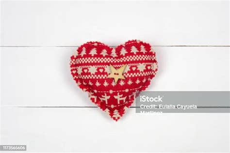 창조적 인 크리스마스 레이아웃 복사 공간이있는 흰색 나무 배경에 빨간색 패치 워크 하트 12월에 대한 스톡 사진 및 기타 이미지