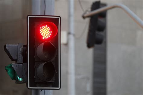 É Permitido Avançar O Sinal Vermelho à Noite Saiba O Que Diz A Lei