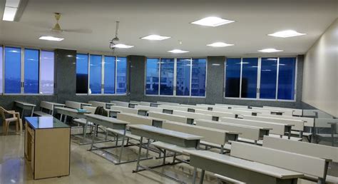 Mithibai College