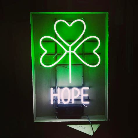 Hope 🍀🍀 문의 02 01037129363 카카오톡 서강아트네온 다이렉트메세지 네온사인아트네온네온네온아트네잎클로버hope네온