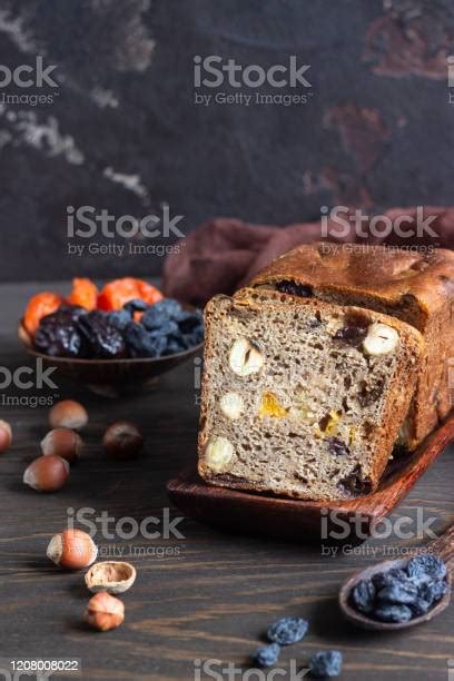 오래된 나무 테이블에 말린 과일과 견과류빵 말린 과일과 견과류를 곁들인 홈메이드 축제 통곡물 빵 소박한 스타일 0명에 대한 스톡