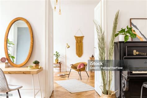 금 안락의 자 나무로 되는 거울 구조 디자인 가구 피아노 부속품 식물 금 램프 및 백색 벽에 마크 라 메를 가진 아파트의 세련 된 인테리어 거실의 현대적인 홈 장식입니다 0