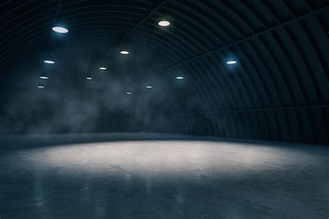 스포트라이트와 콘크리트 바닥 자동차 배경 및 빈 무대 개념 3d 렌더링 목업이 있는 어두운 스모키 차고 내부의 원근 보기