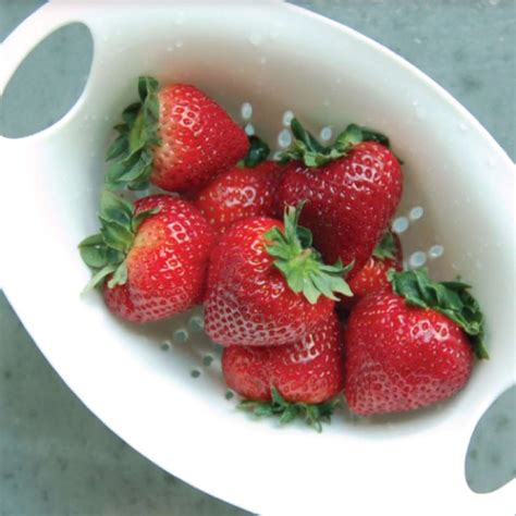 Architec Oval Colander For Fresh Strawberries