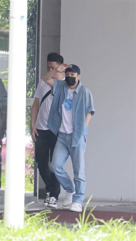 张艺兴上海出发 休闲穿搭简约帅气 搜狐大视野 搜狐新闻