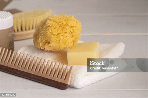 천연 바다 스폰지 나무 머리 브러시 에코 비누 바 및 대나무 깨끗한 브러시 친환경 지속 가능한 생활과 제로 폐기물 개념 감소에 대한 스톡 사진 및 기타 이미지 Istock