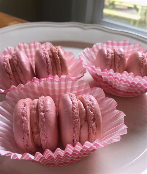 Heidis Mix Raspberry Macarons