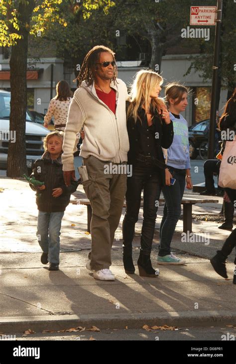 Ex joueur de tennis et musicien Yannick Noah a vu se promener à New York avec son épouse