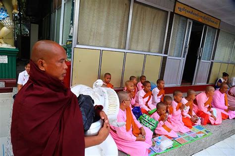 သီတင်းကျွတ်လပြည့်နေ့ ရွှေတိဂုံဘုရားသို့ လာဖူးမြော်သူ များပြား ဓာတ်ပုံ