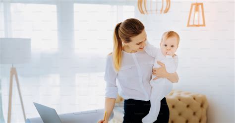 훌륭한 계획 아기를 부드럽게 바라보면서 계획을 가지고 일하는 경험 많은 똑똑한 젊은 엔지니어 사진 Unsplash의 기술 이미지