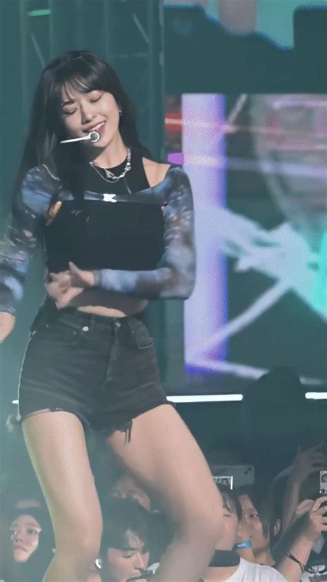 펩시콘서트 건강한 허벅지 아이브 안유진 허벅지 청소년 여자 패션 몸매좋은 여자