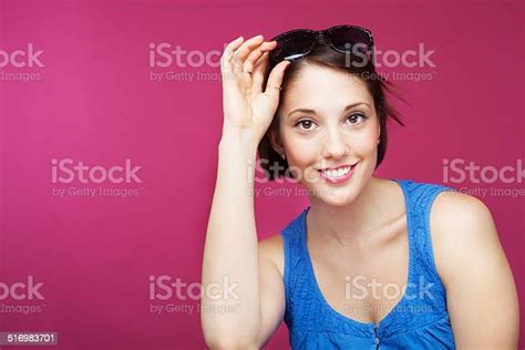 패션 포토서제스트 아름다운 젊은 여자의 핑크 배경기술 대한 갈색 머리에 대한 스톡 사진 및 기타 이미지 갈색 머리 경외감 관능 Istock