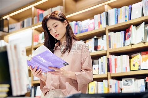 在图书馆看书的青年女性高清图片下载 正版图片506950662 摄图网