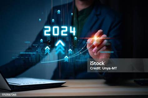 2023년부터 2024년까지 기업 미래 성장 연도를 터치하는 사업가 내년 2024년 계획과 비전이 담긴 새로운 목표 기회 도전
