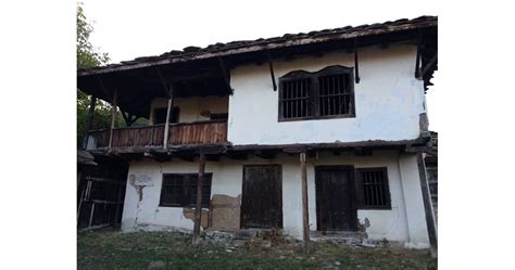 Къща на Левски се руши