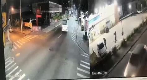 Vídeo Vídeo mostra momento em que homem é morto a tiros em Volta