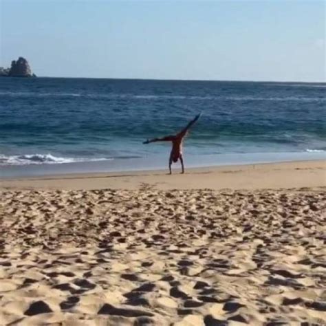 Biby Gaytán posa en bikini e impacta con su figura a los 48 años