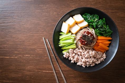 Macarrão frio picante coreano bibim makguksu ou bibim guksu comida