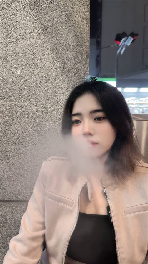 來我工作室 在那邊講五四三 說什麼 奶大到可以擠一通鮮奶 還有正到經過暗巷 會被xx 我不認為你是稱讚 我只會覺得你很白目 不要以為自己