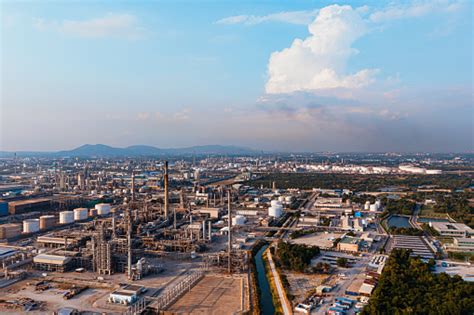 조감도 또는 오일 터미널은 석유 및 Lpg 석유 화학 저장탱크를 위한 산업 시설입니다 0명에 대한 스톡 사진 및 기타 이미지