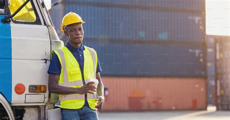 커피를 마시는 아프리카계 미국인 사업가 흑인은 작업장 야외 컨테이너 배경에서 커피를 마신다 사진 Unsplash의 태국 이미지