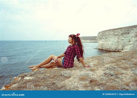 Belle Fille Assise Sur Un Rocher Au Bord De La Mer Photo Stock Image