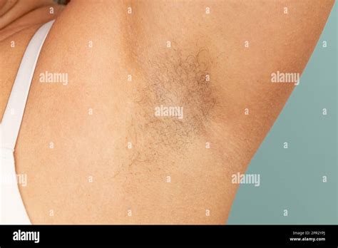 Femme aisselles poilues Banque de photographies et dimages à haute