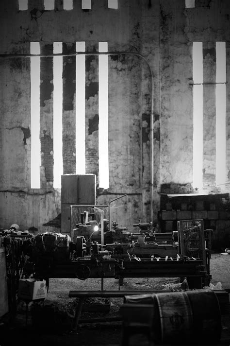 Foto Zum Thema Ein Schwarz Weiß Foto Einer Maschine In Einer Fabrik