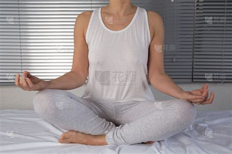 瑜伽 背景聚焦 青年女人 莲花坐式 健康保健工作人员 部分 运动 泰国 腿 女人