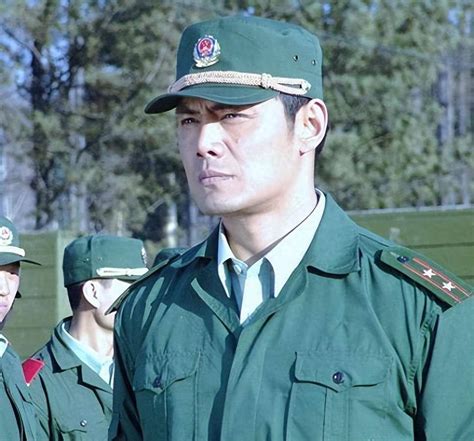 16岁胡皓康：长得比爸爸胡军还硬汉，眼神坚定如入党，一身军人范康康儿子气质