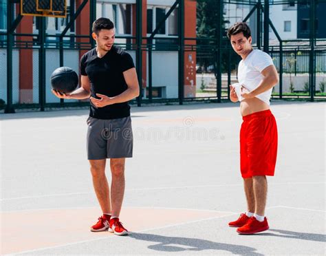 Deux Joueurs De Basket Ball Forts Jouent Au Ballon Sur Un Terrain De