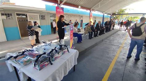 Entregan Uniformes Y útiles Escolares Durante Inicio Del Ciclo Escolar