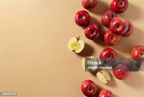 베이지 색 배경에 배치 된 사과의 많은 반 또는 분기에 잘라 사과에 대한 스톡 사진 및 기타 이미지 사과 슬라이스 하이 앵글 Istock