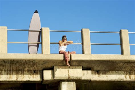 Jeune Belle Fille De Surfer Se Tenant Sur La Plage Avec La Planche De