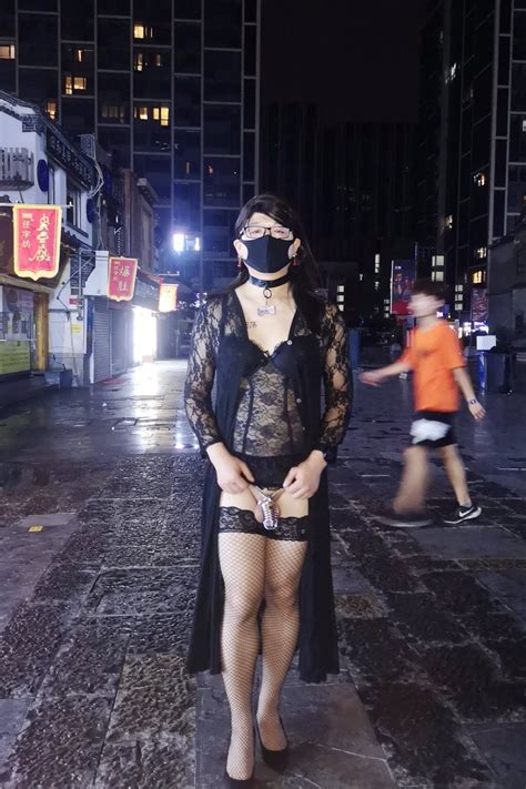 许静 On Twitter 露出任务必须是人前，都穿成这样出来了，当然也少不了请陌生人拍照。这几张就是请路边一个小哥帮忙拍的，他听到我的